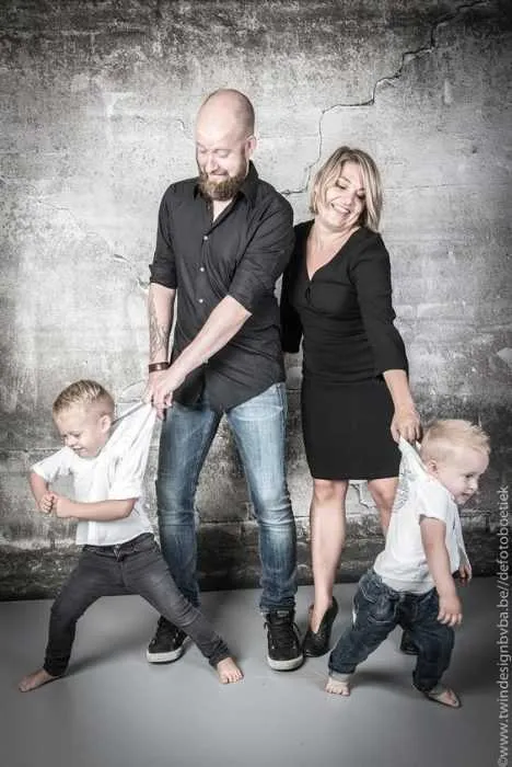 36 Hilarious Family Photoshoots That Are Awkward, Silly, Or Just Plain ...