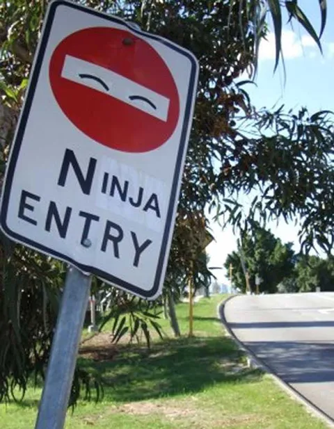 20 Funny Vandalism Signs That's Totally Amusing