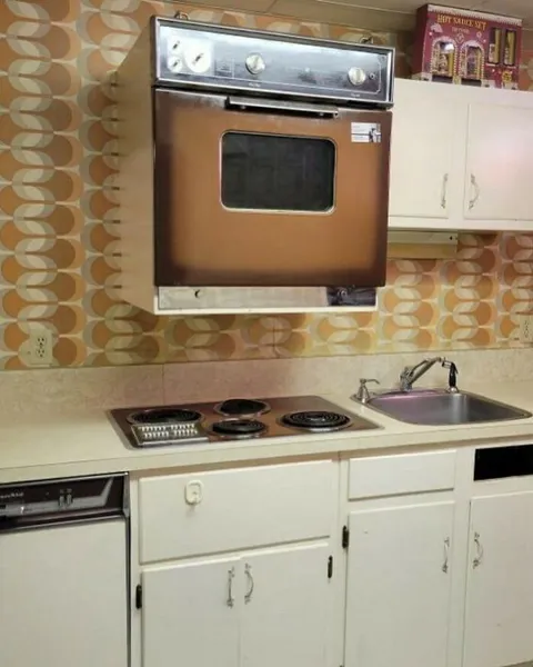 30 Completely Insane Pictures Of The Most Chaotic Homes