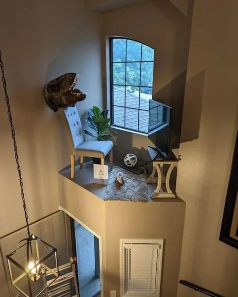 30 Completely Insane Pictures Of The Most Chaotic Homes