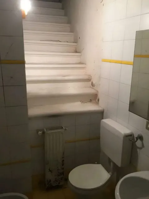 30 Completely Insane Pictures Of The Most Chaotic Homes