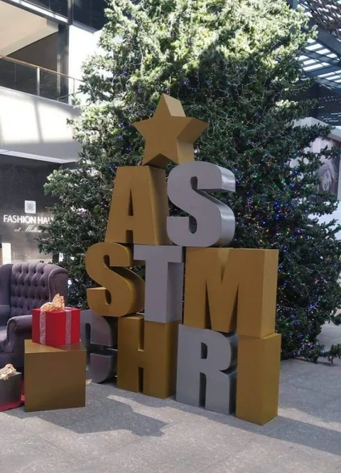 30 Sad Pictures Of People Who Are Having A Bad Christmas