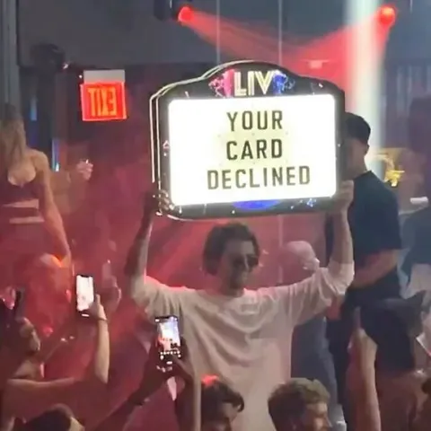 30 Must-See Hilarious 'Dude With Sign' Images