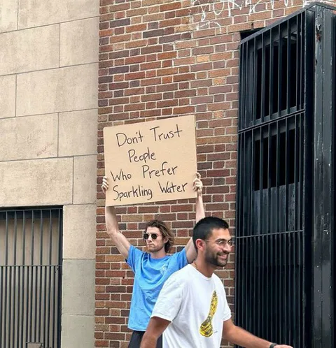 30 Must-See Hilarious 'Dude With Sign' Images