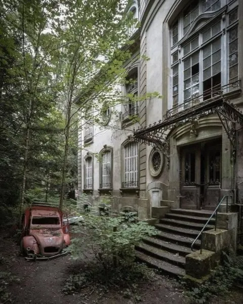 30 Captivatingly Unique Abandoned Homes Explored