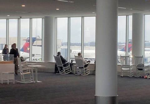 30 Hilarious And Bizarre Airport Photos