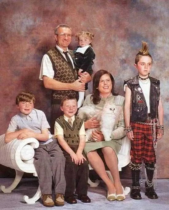 36 Hilarious Family Photoshoots That Are Awkward, Silly, Or Just Plain ...