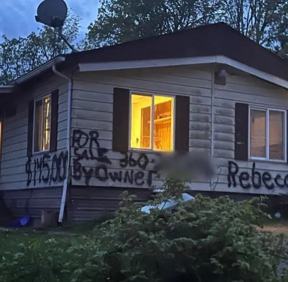 30 Completely Insane Pictures Of The Most Chaotic Homes