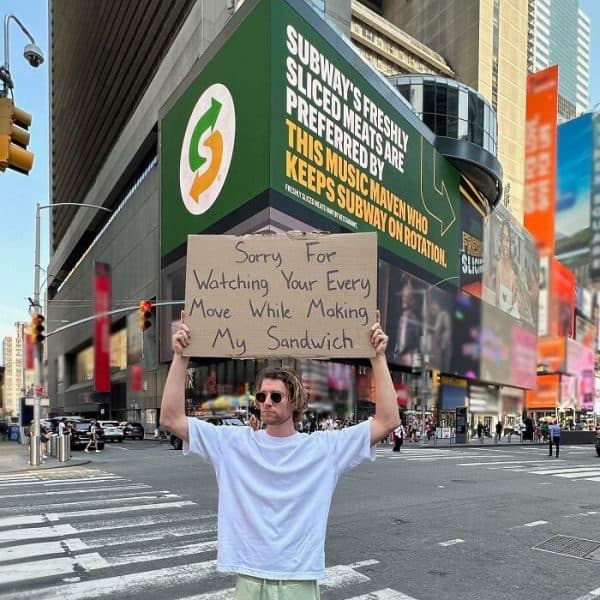 30 Must-See Hilarious 'Dude With Sign' Images