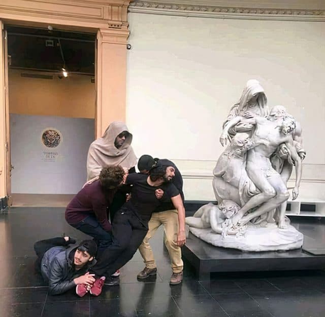 32 Super Funny Pictures People Took At Museums