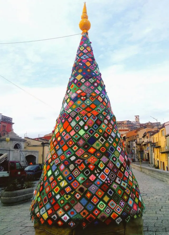 30 Epic And Creative Christmas Trees That Won Christmas