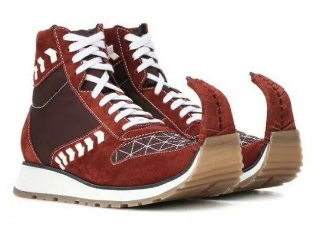 30 Incredibly Funny Times People Put On The Ugliest Shoes