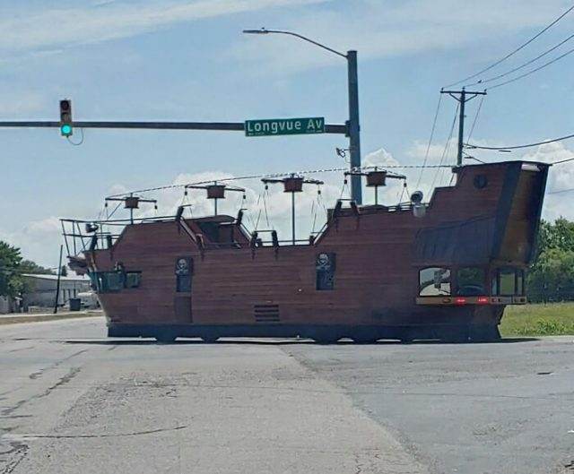 30 Funny, Weird, And Interesting Things Spotted On The Road