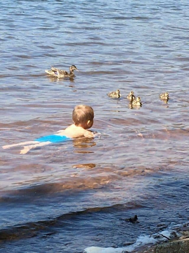 30 Heartwarming Moments Of Kids Caught Doing Sweet Things