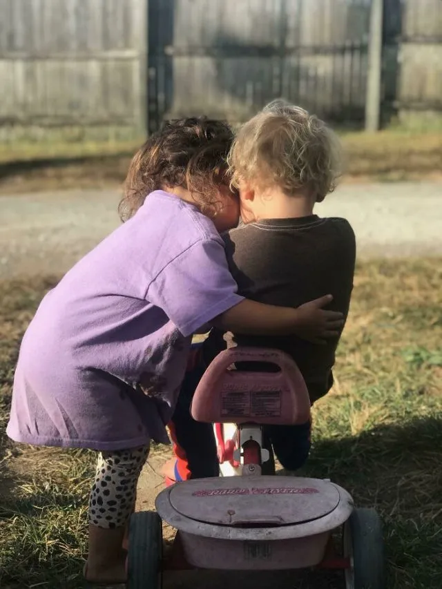 30 Heartwarming Moments Of Kids Caught Doing Sweet Things