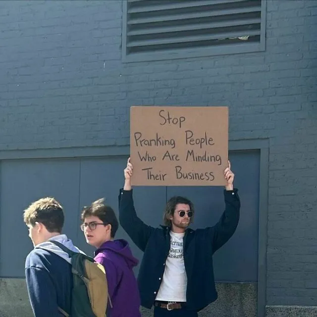 30 Must-See Hilarious Images Of 'Dude With Sign