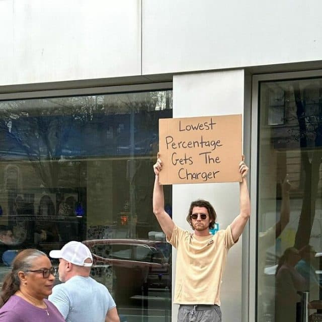 30 Must-See Hilarious Images Of 'Dude With Sign
