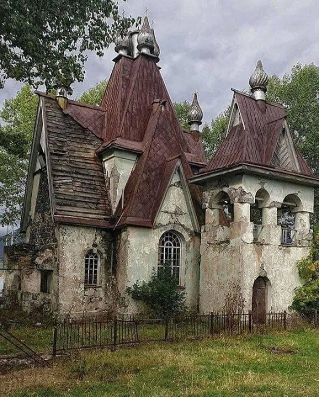 30 Captivatingly Unique Abandoned Homes Explored