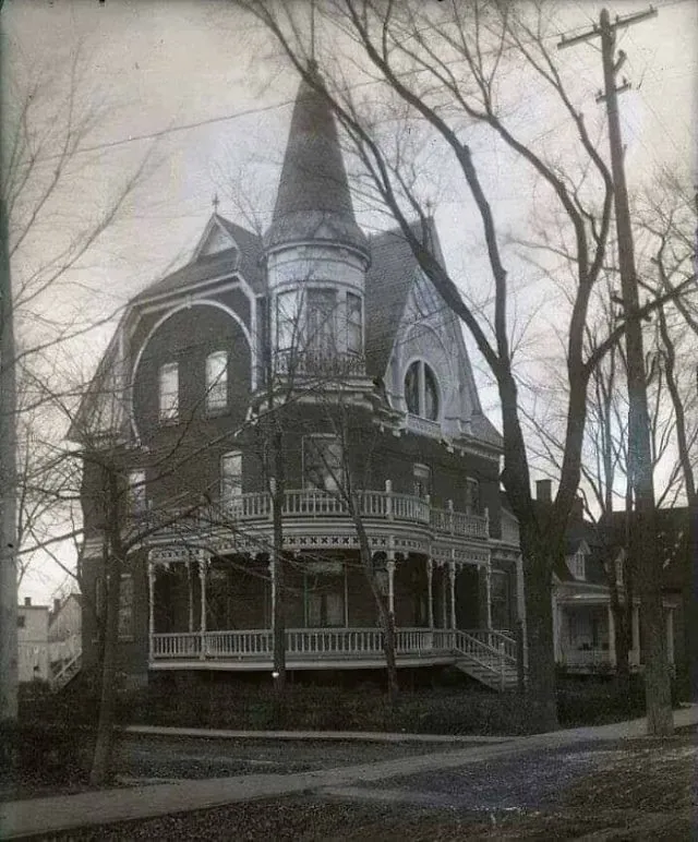 30 Captivatingly Unique Abandoned Homes Explored