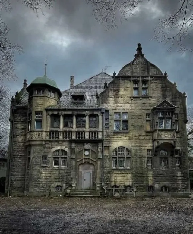 30 Captivatingly Unique Abandoned Homes Explored