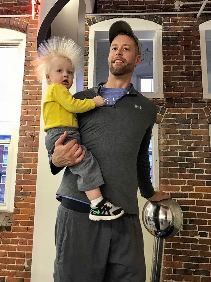 32 Super Funny Pictures People Took At Museums