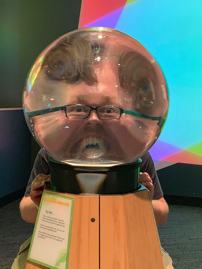 32 Super Funny Pictures People Took At Museums