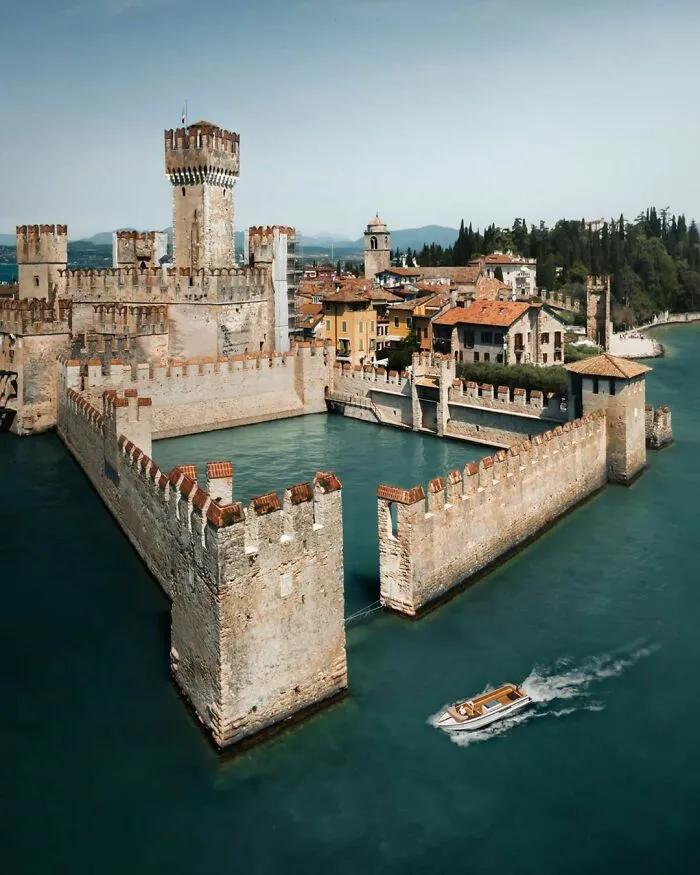 30 Of The Most Beautiful Historic Castles