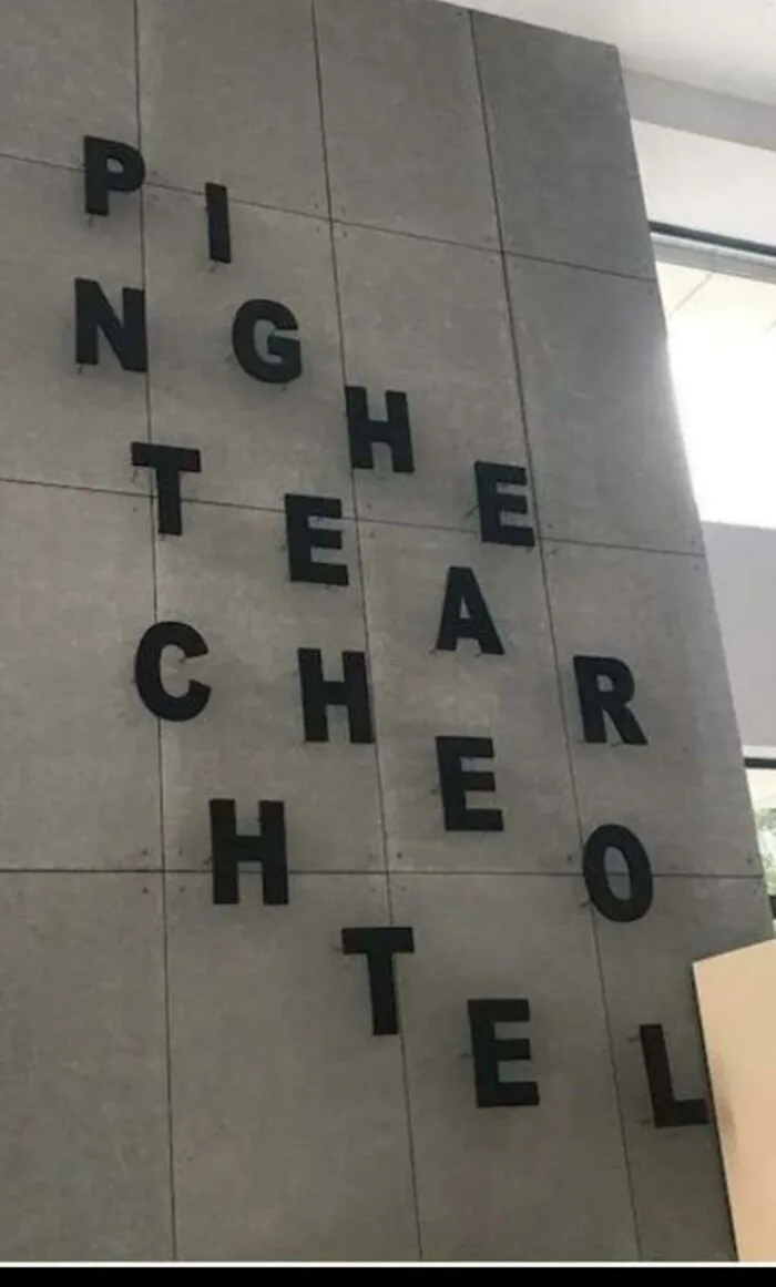 30 Cringeworthy Design Mistakes That Turned These Signs Into A Meme