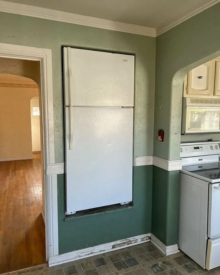 30 Completely Insane Pictures Of The Most Chaotic Homes