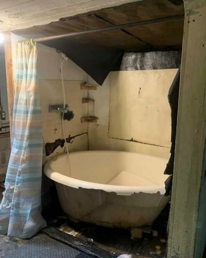 30 Completely Insane Pictures Of The Most Chaotic Homes