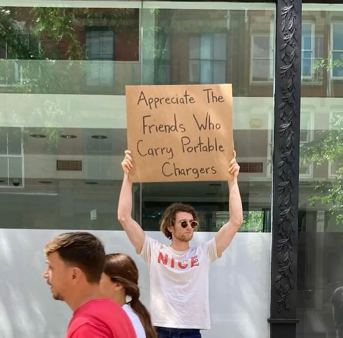 30 Must-See Hilarious 'Dude With Sign' Images
