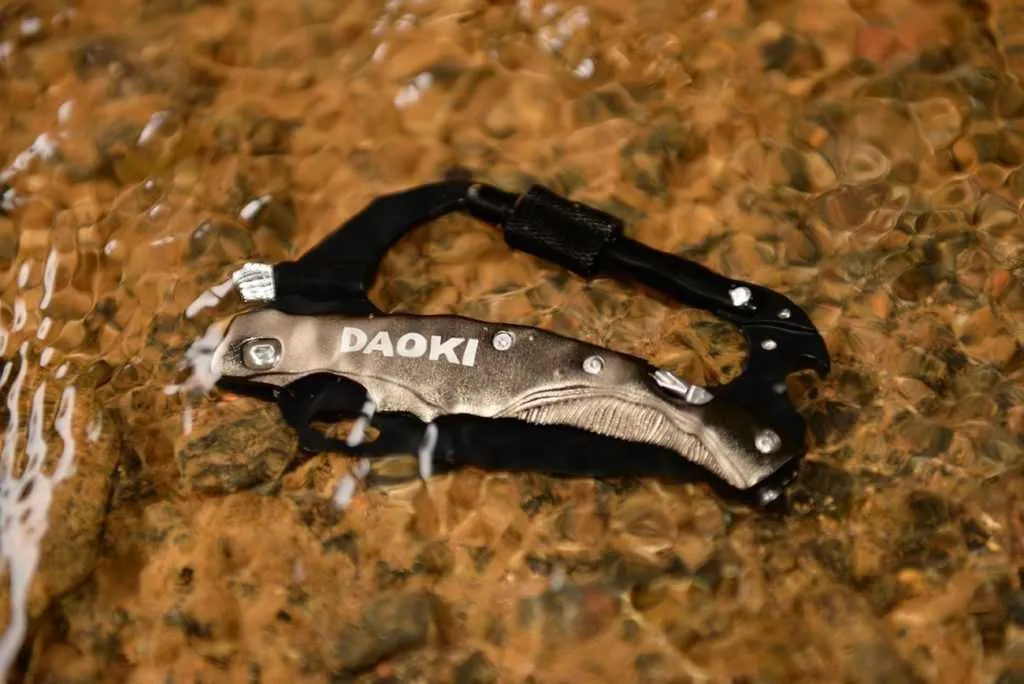 DAOKI 7-in-1 Multifunctional Carabiner Tool Is Perfect For Entry Level ...